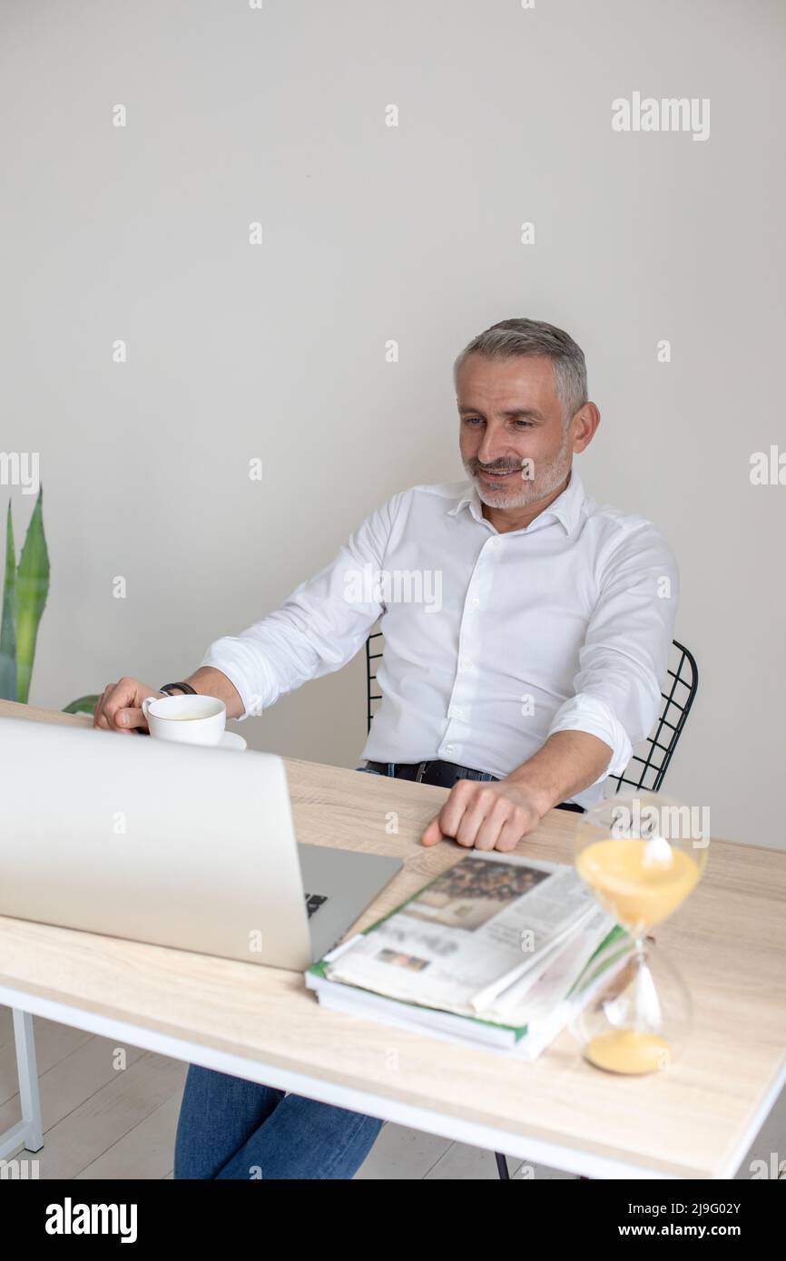 Man looking at magazine hi-res stock photography and images - Alamy