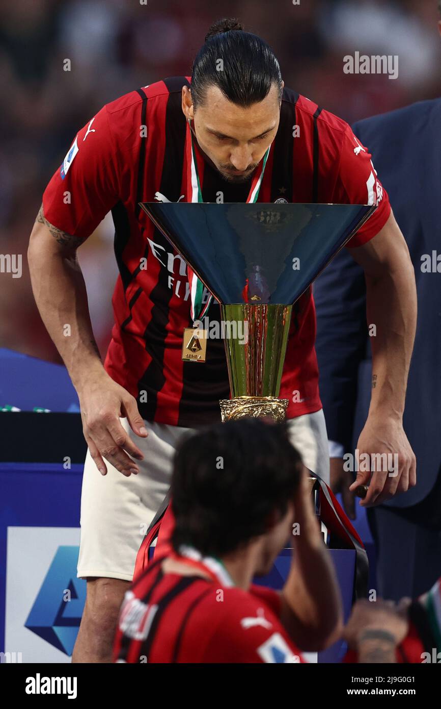 Serie a trophy ibrahimovic hi-res stock photography and images - Alamy