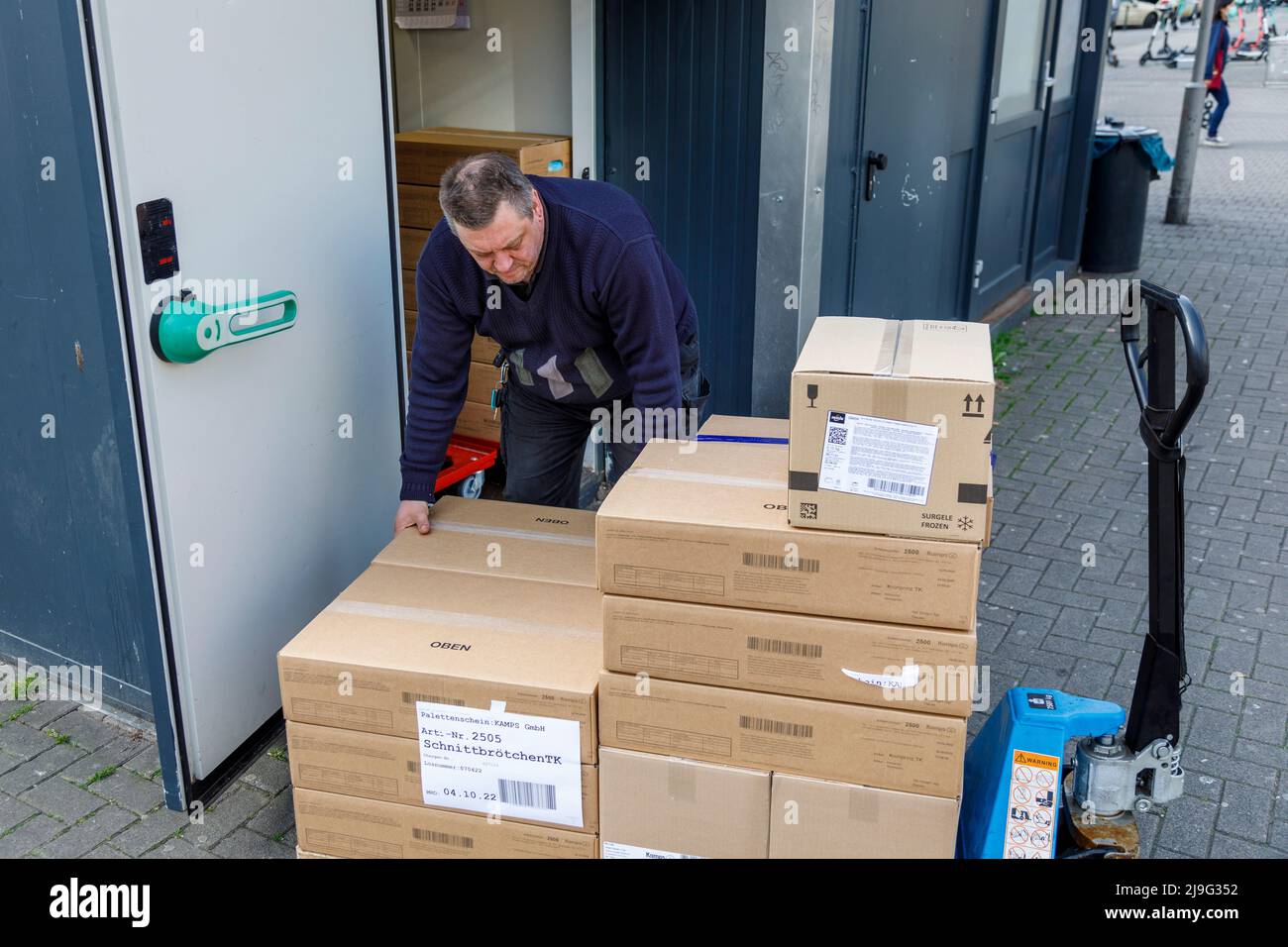 Delivery man cart groceries hi-res stock photography and images - Alamy