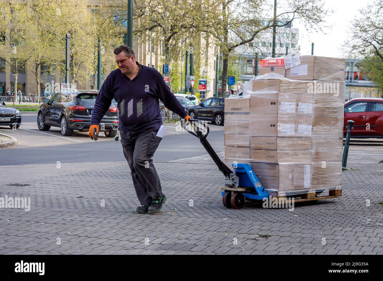 Delivery traffic at the Düsseldorf main station, transport of the ...