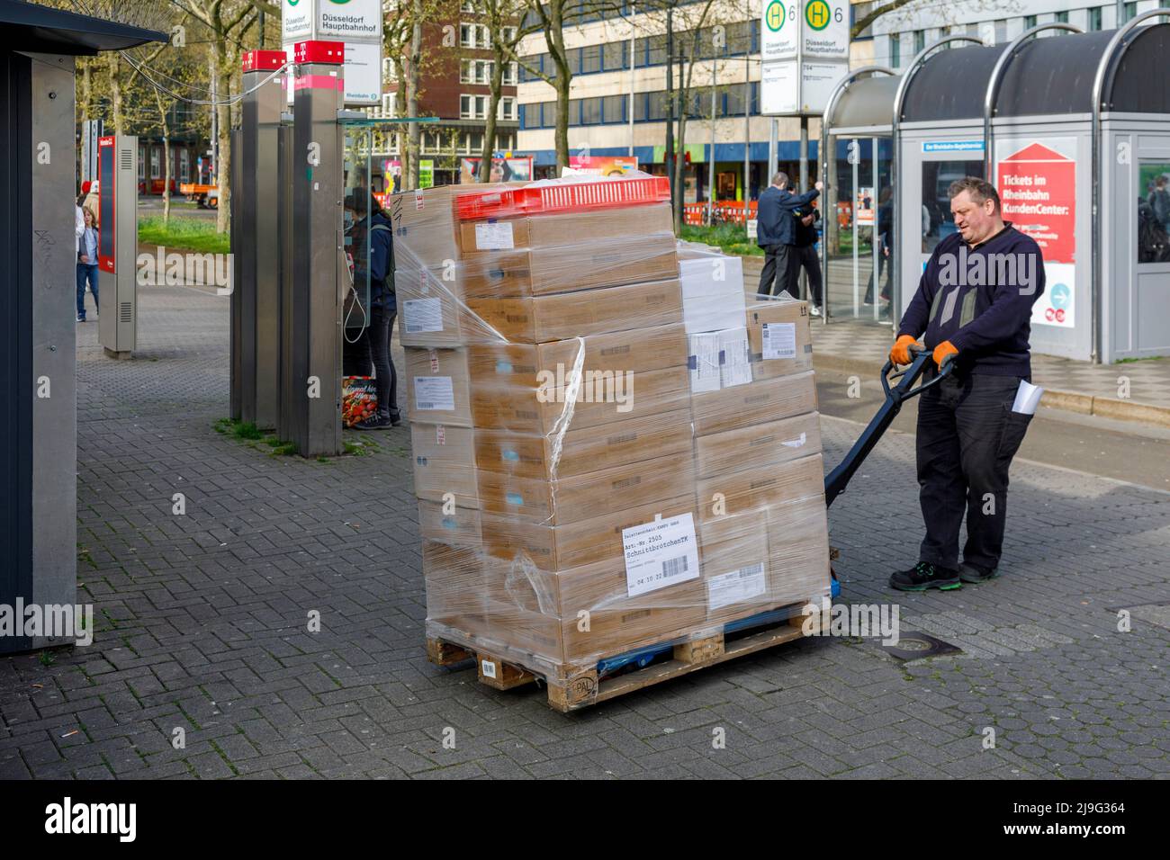 Delivery traffic at the Düsseldorf main station, transport of the ...