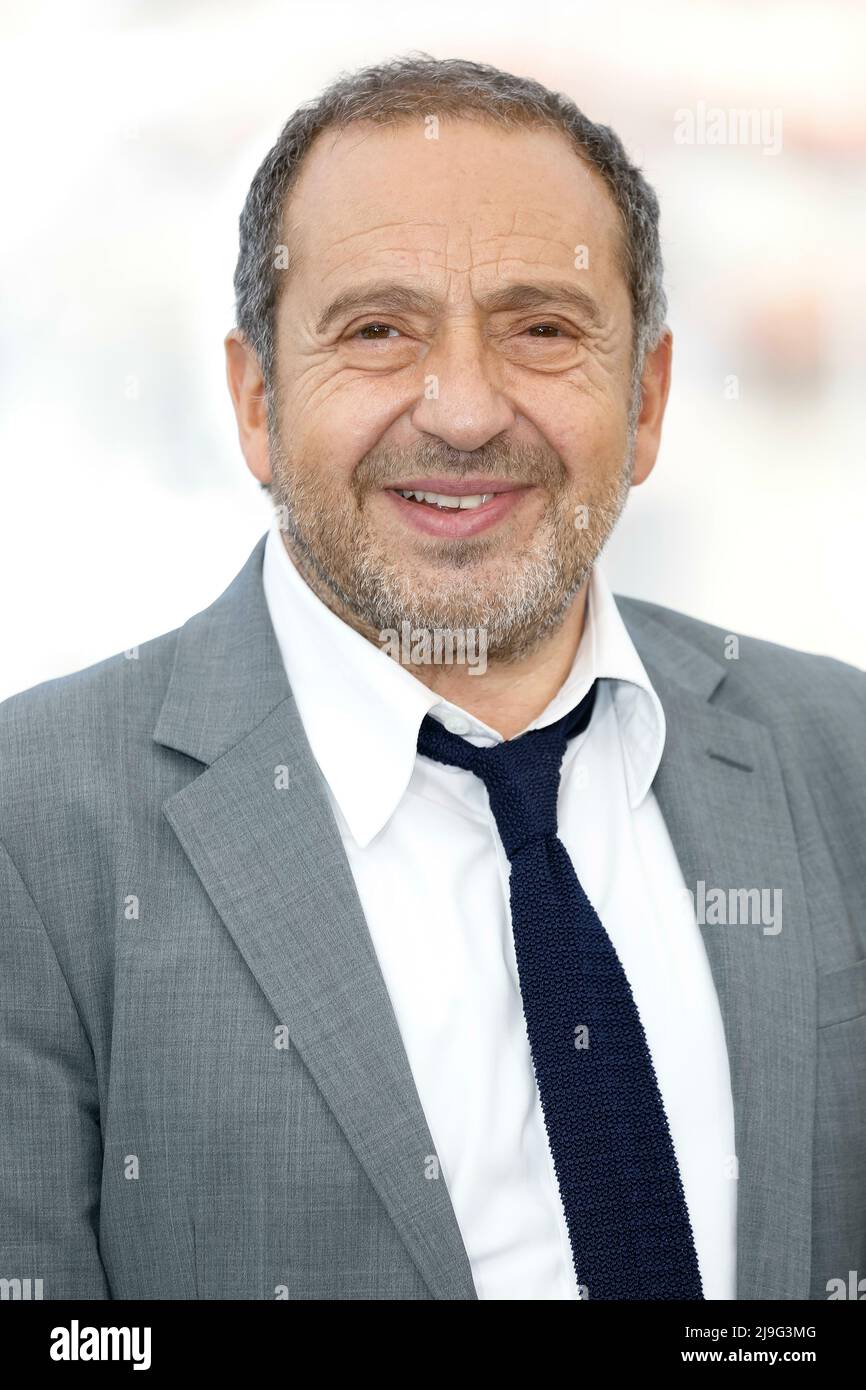 Cannes, Frankreich. 21st May, 2022. Patrick Timsit poses at the ...
