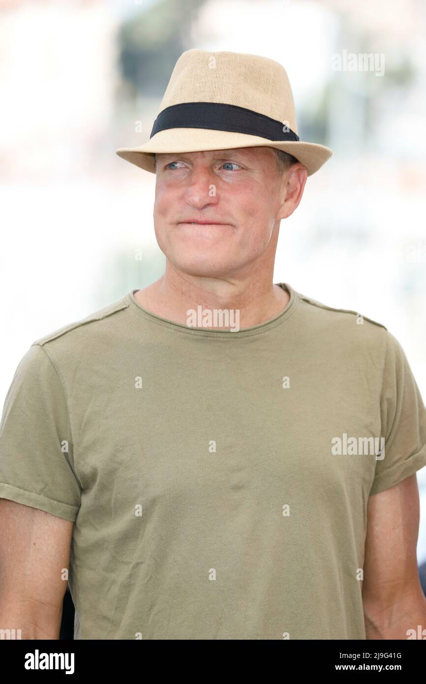 Cannes, Frankreich. 22nd May, 2022. Woody Harrelson poses at the ...