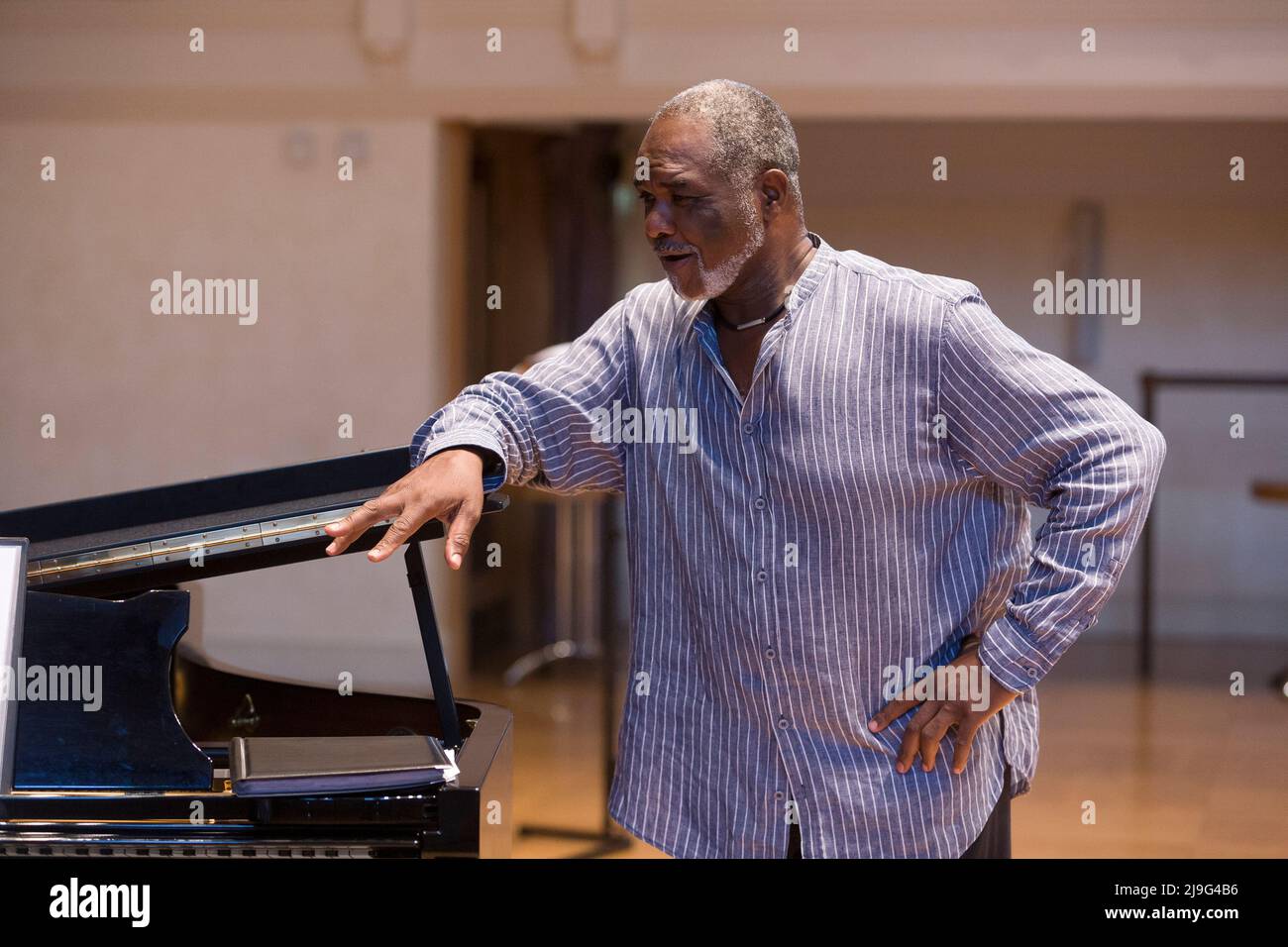 Willard white singer hi-res stock photography and images - Alamy