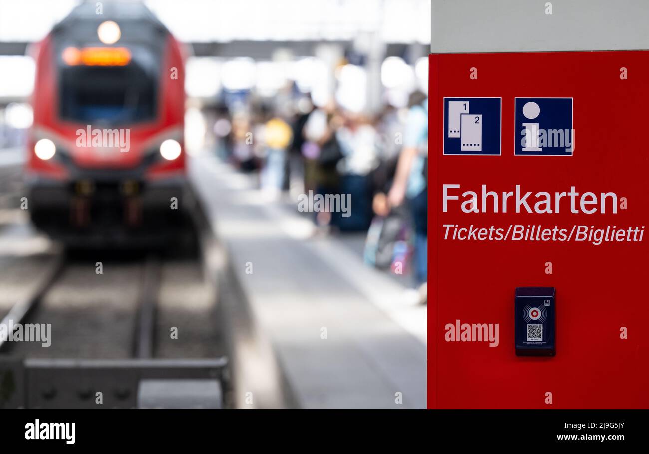 Train ticket vending machine german hi-res stock photography and images ...
