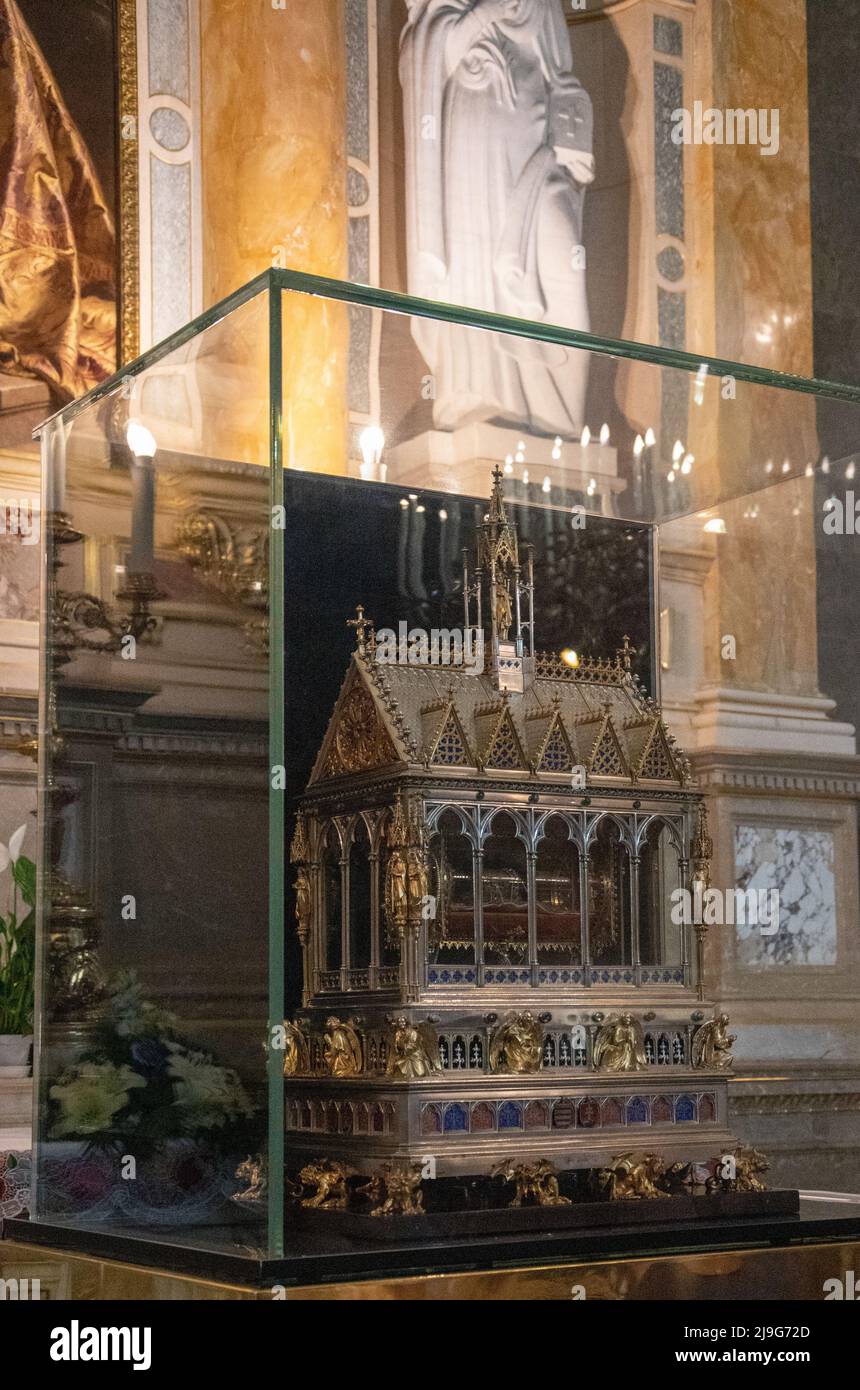 The mummified hand of St. Stephen in St. Stephen's Basilica, Budapest ...