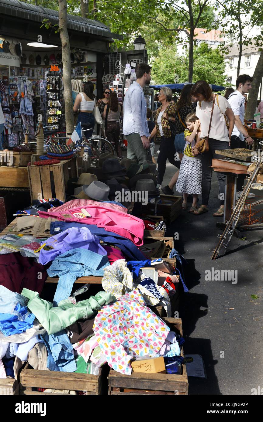 Brocante rue paris hi-res stock photography and images - Alamy