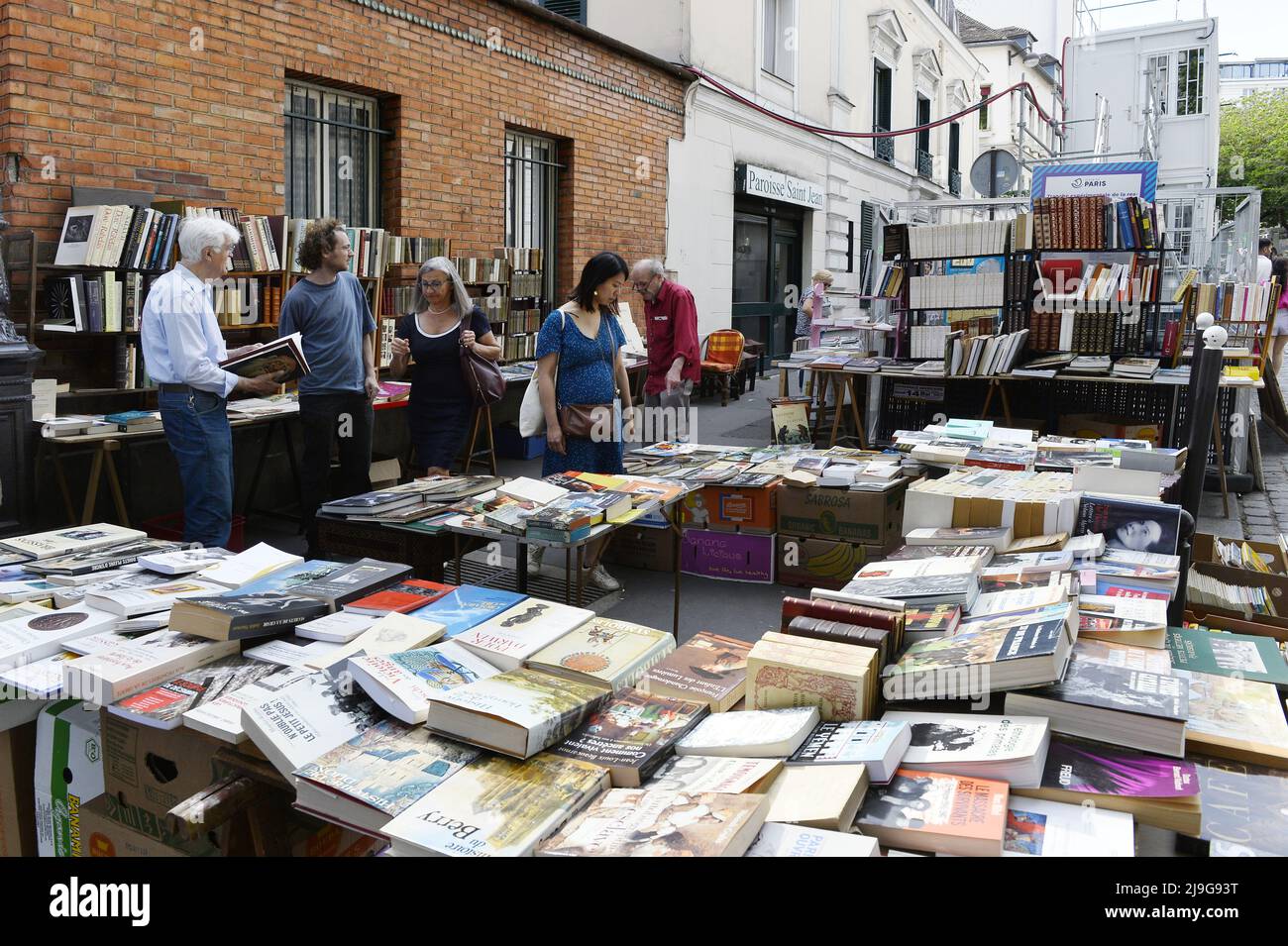 Brocante rue paris hi-res stock photography and images - Alamy