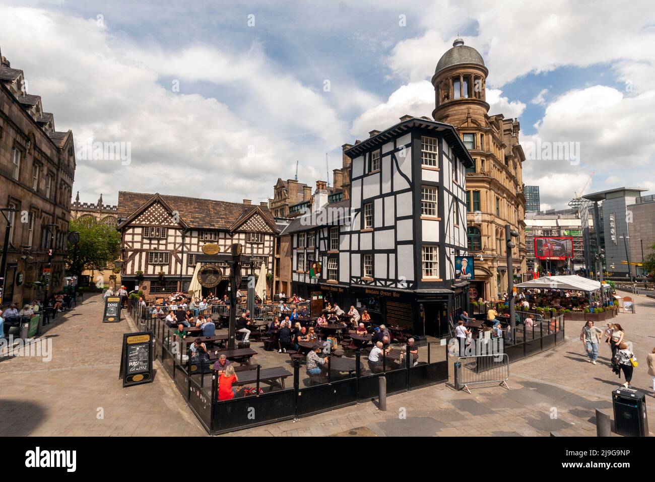 Outdoor Drinking, Shambles Square, Manchester Stock Photo - Alamy