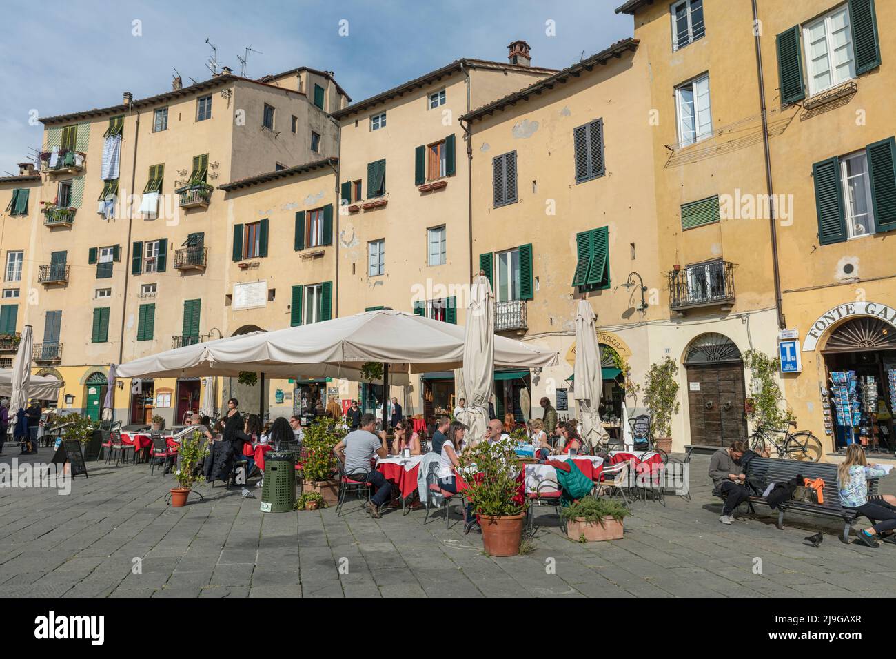 Cafe old town lucca hi-res stock photography and images - Alamy