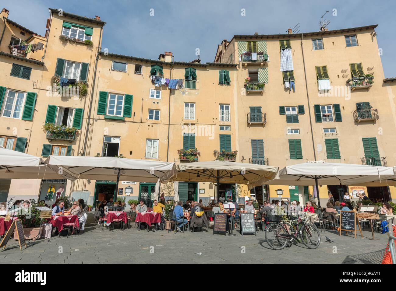 People in restaurants and cafes in Piazza dell'Anfiteatro in Old Town ...
