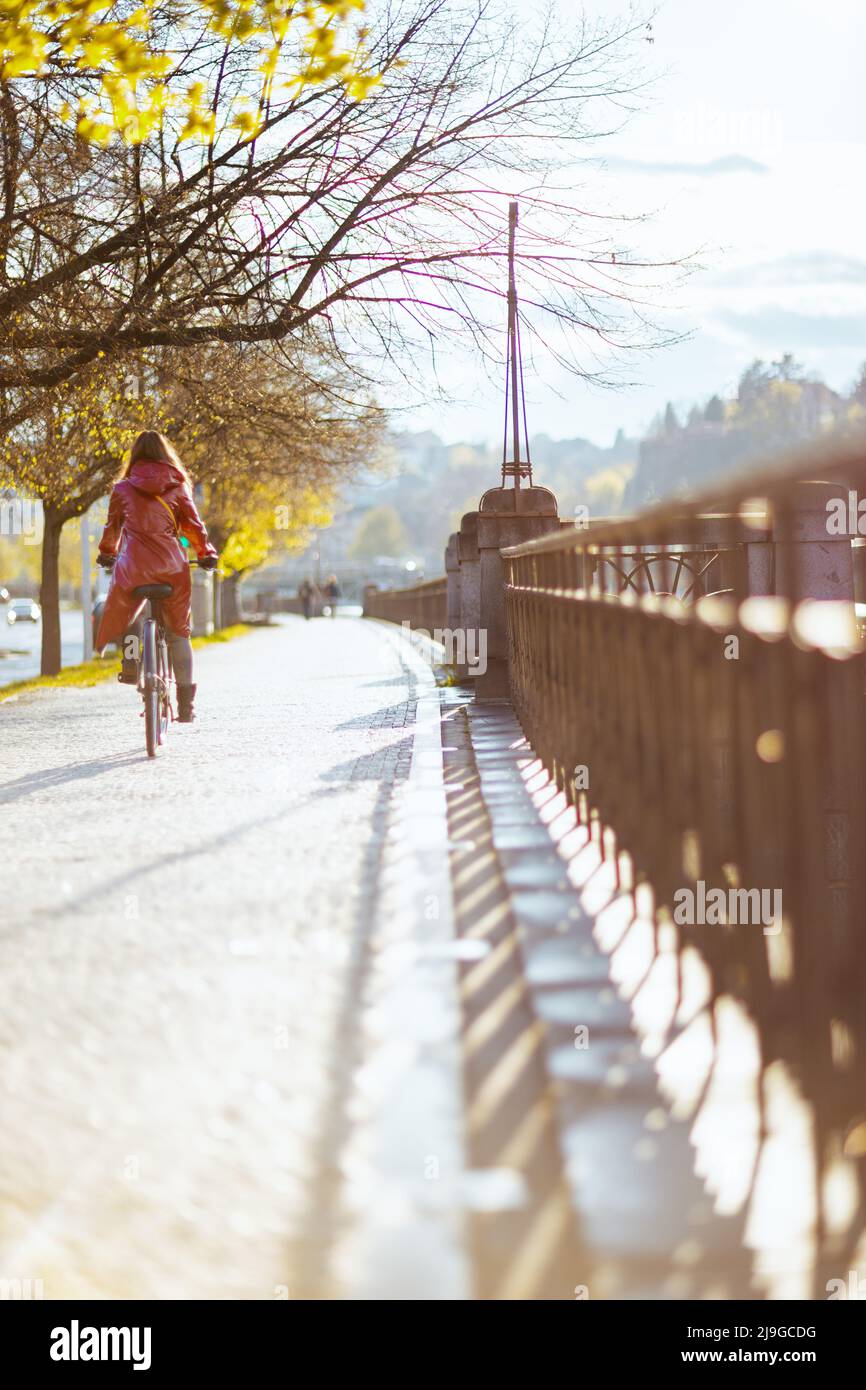 Person red bicycle from behind hi-res stock photography and images - Alamy
