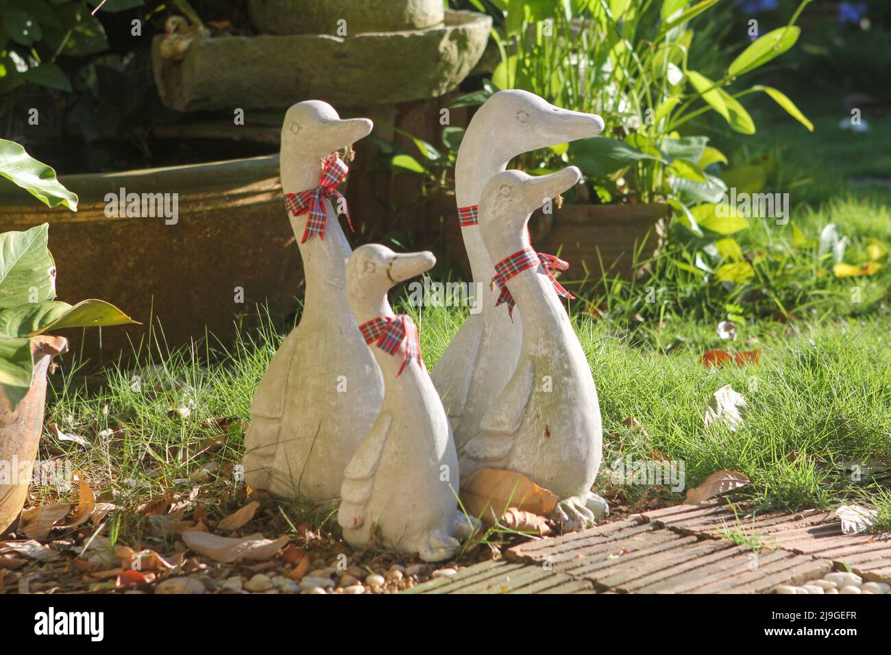 Ducks stone statue in green garden Stock Photo - Alamy