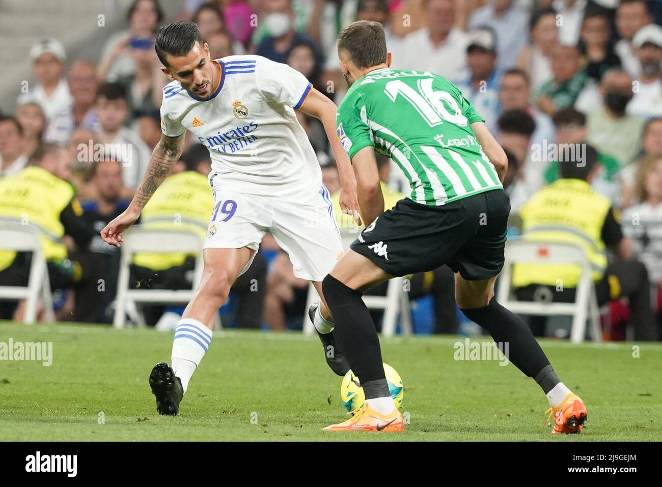 Real Madrid's Dani Ceballos (l) and Real Betis Balompie's German ...