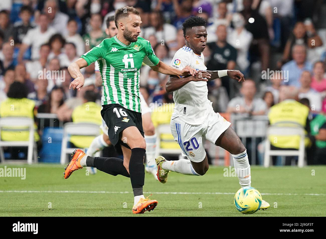 Real Madrid's Vinicius Junior (r) and Real Betis Balompie's German ...
