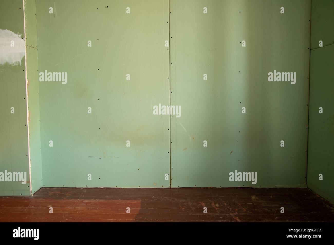 wall of moisture-resistant plasterboard in the room, repair of walls in ...