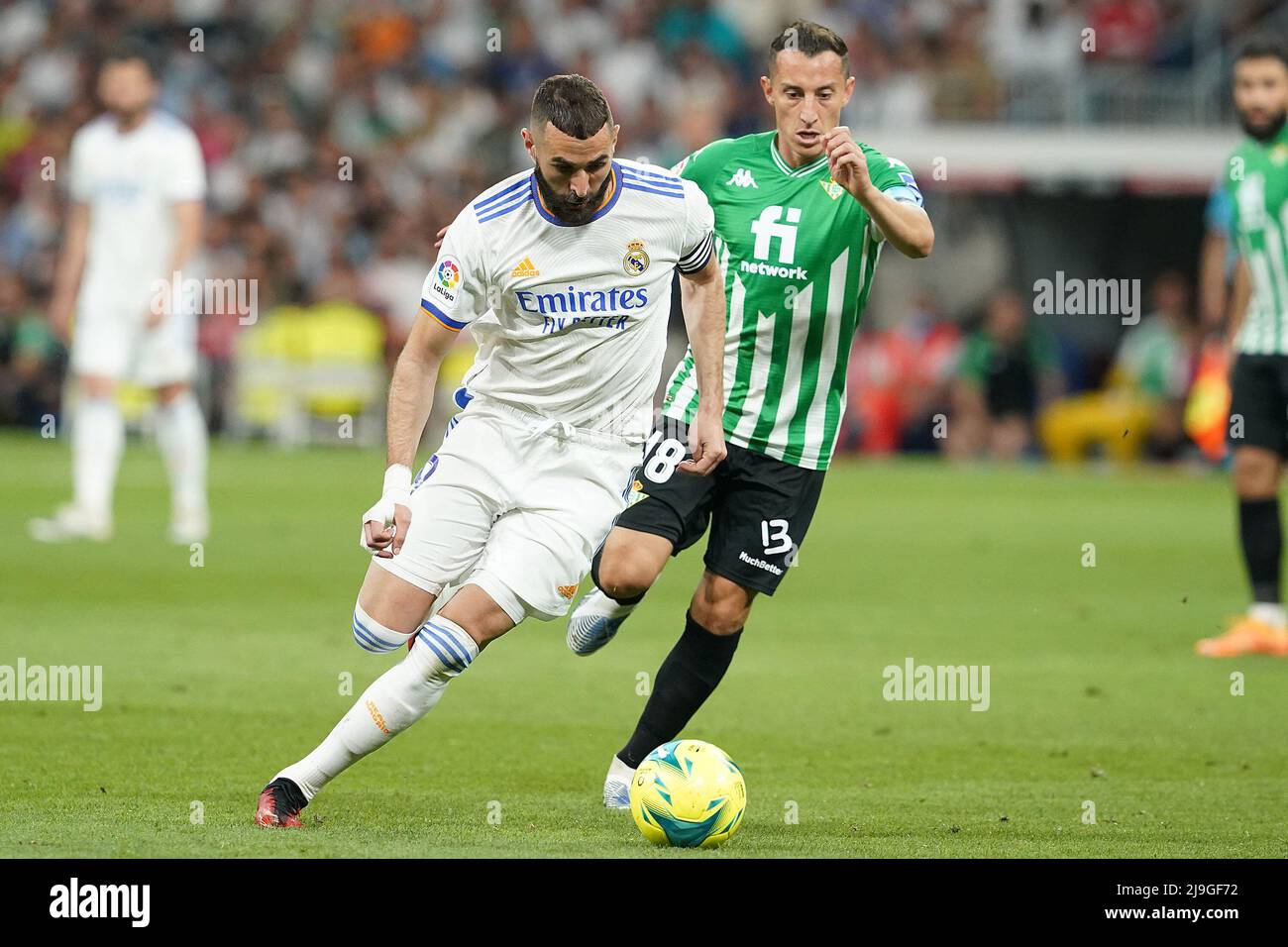 Real Madrid's Karim Benzema (l) and Real Betis Balompie's Andres ...