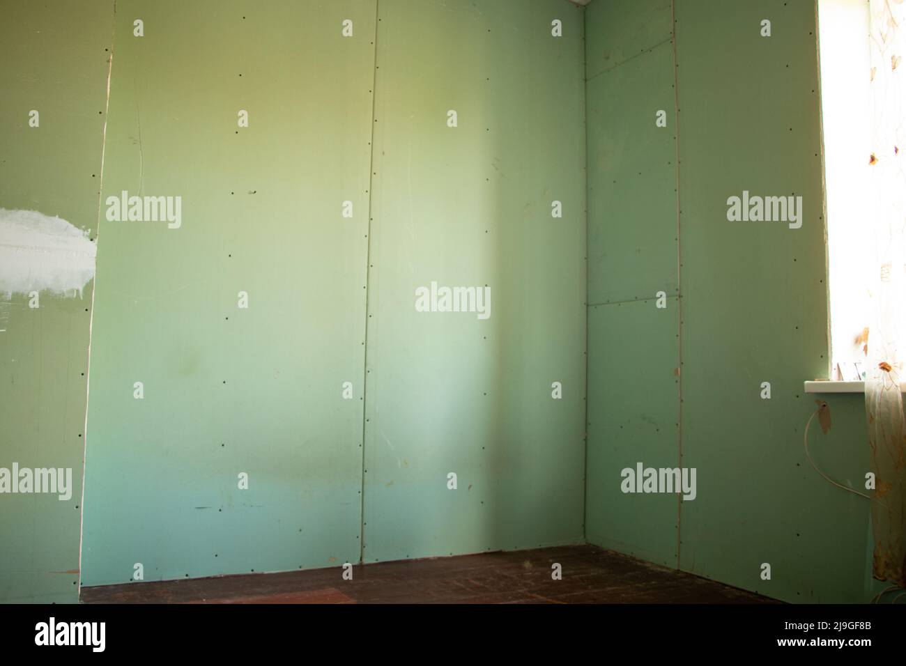 wall of moisture-resistant plasterboard in the room, repair of walls in ...