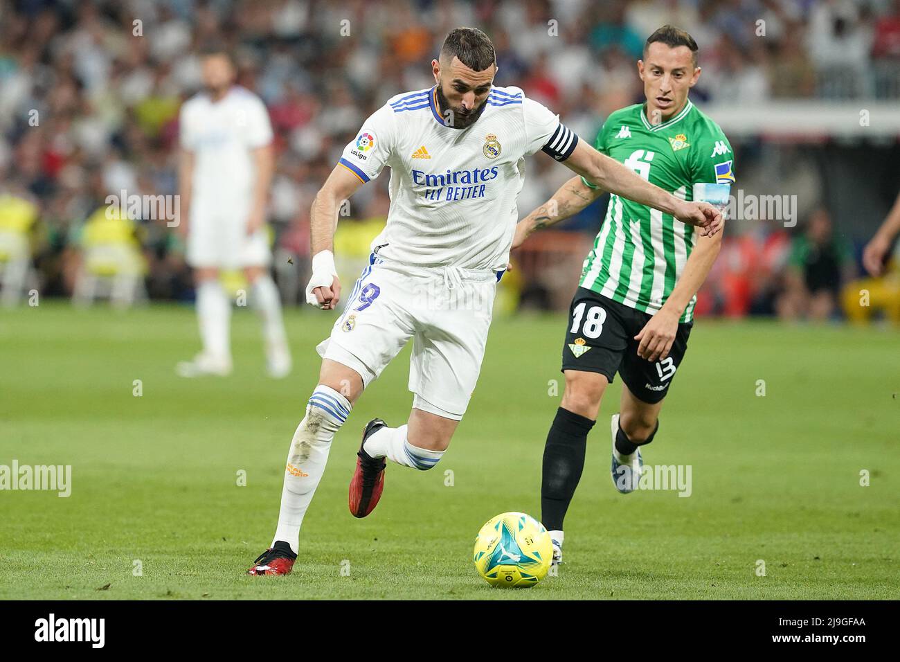Real Madrid's Karim Benzema (l) and Real Betis Balompie's Andres ...