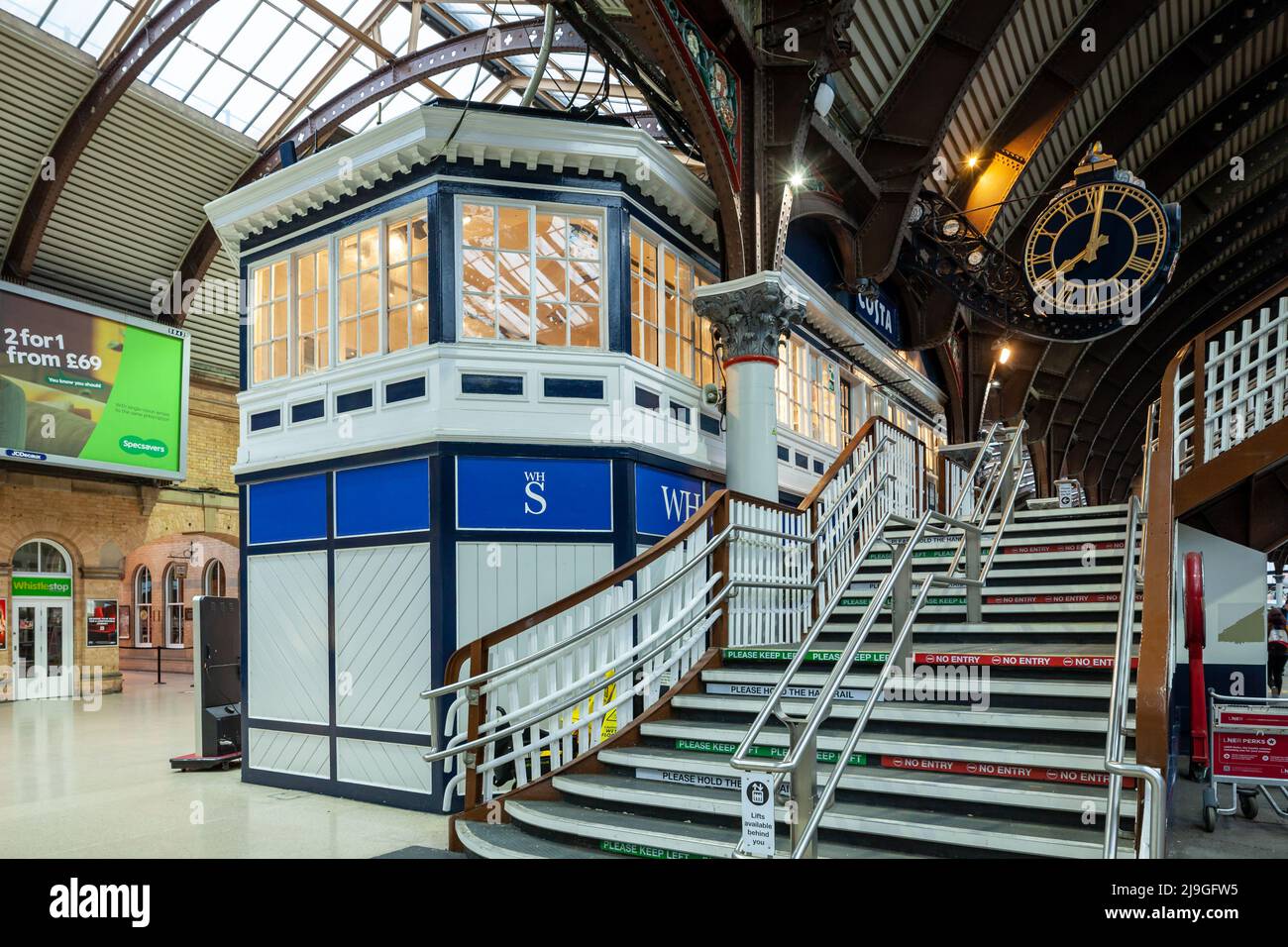 York Station interior, North Yorkshire, England Stock Photo - Alamy