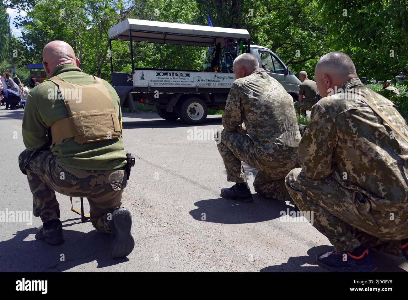ROZDILNA, UKRAINE - MAY 22, 2022 - Servicemen kneel before the funeral ...