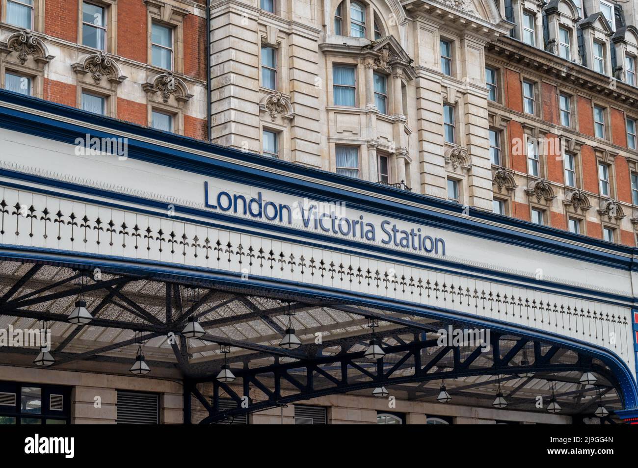 Victoria station london exterior hi-res stock photography and images ...