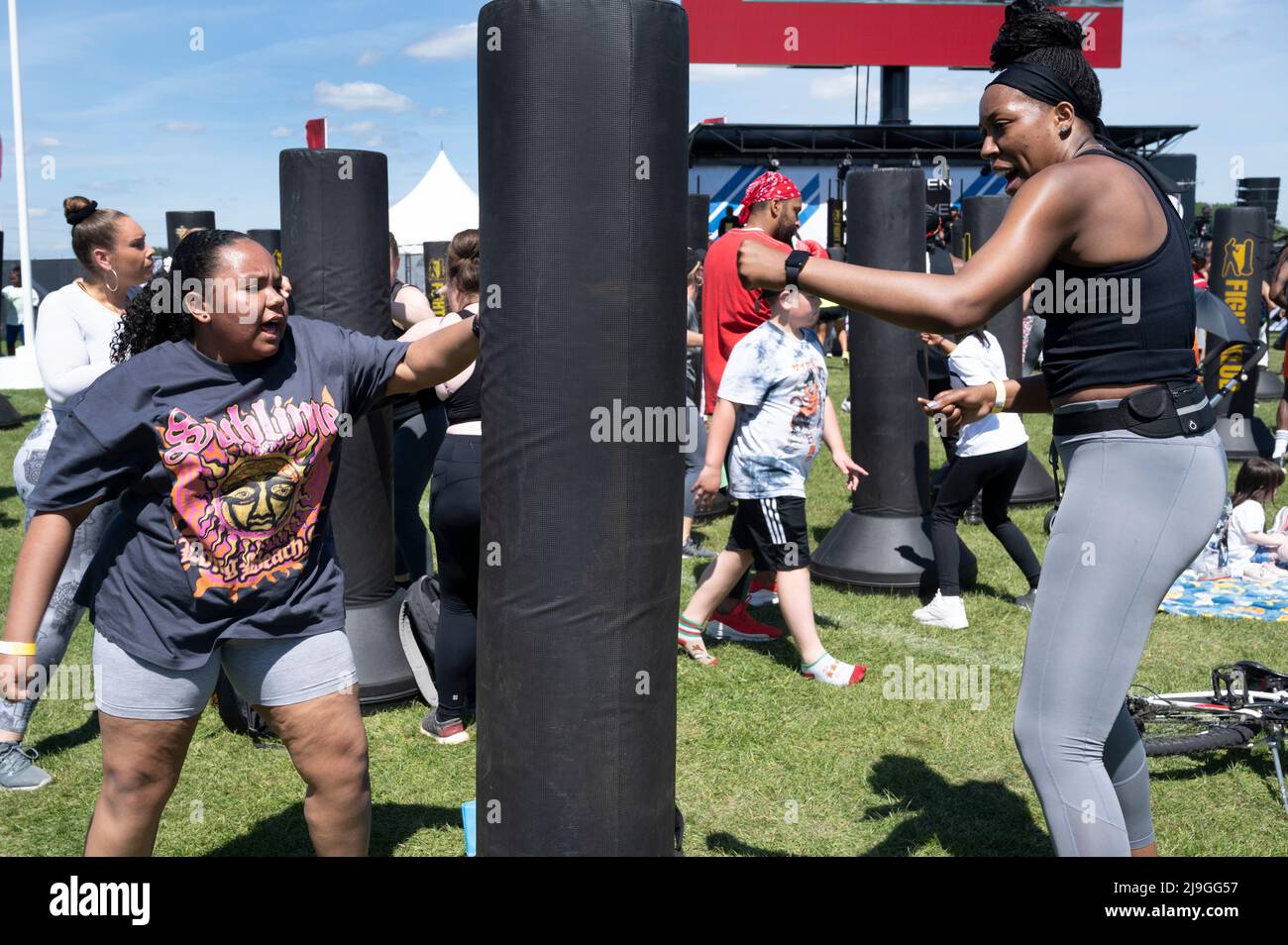Women boxing fight hi-res stock photography and images - Alamy