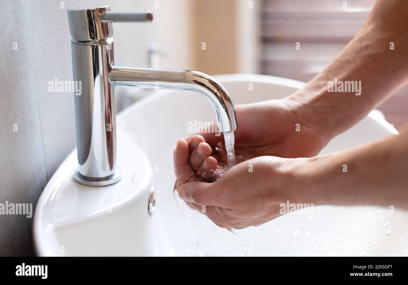 Hands under face hi-res stock photography and images - Alamy