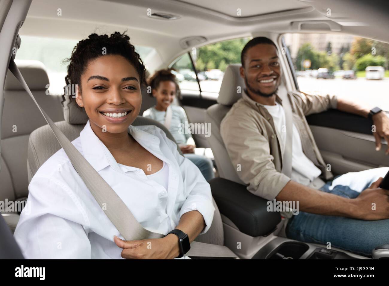 Happy family in car hi-res stock photography and images - Alamy