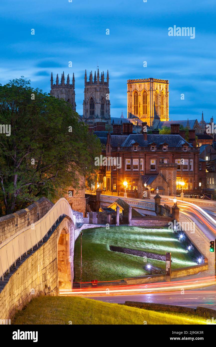 Gothic street night york hi-res stock photography and images - Alamy