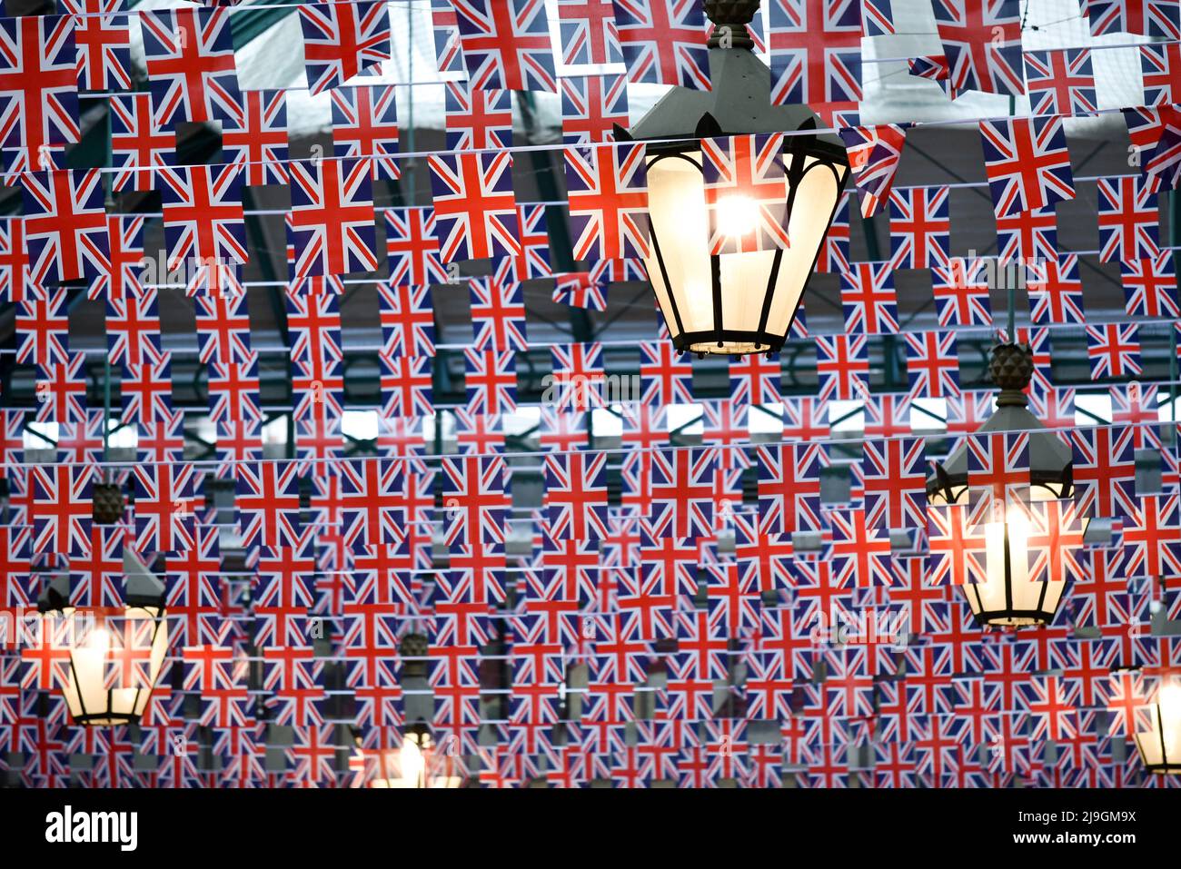 Queen's award emblem hi-res stock photography and images - Alamy