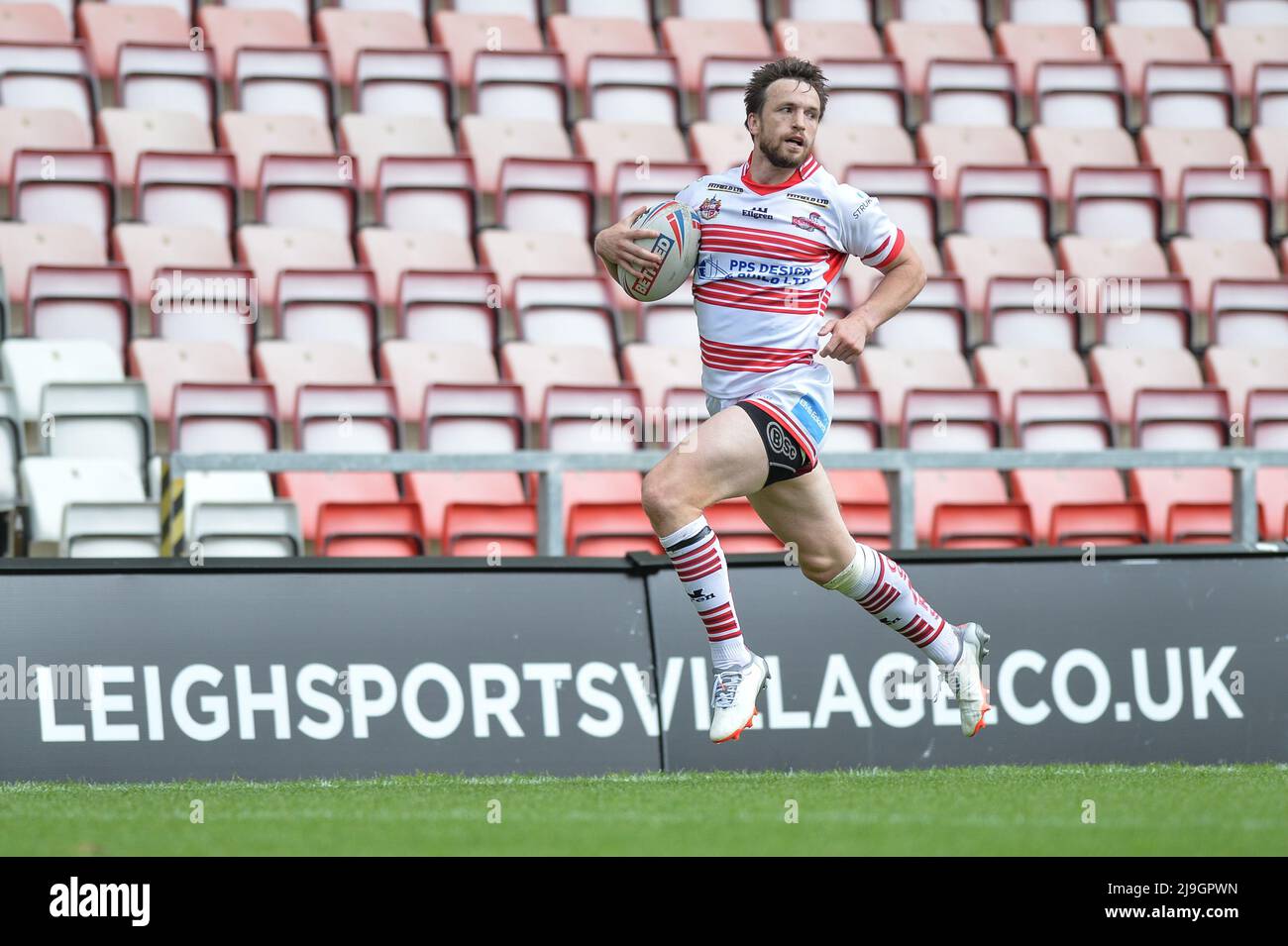 Leigh, England - 22nd May 2022 - Joe Mellor of Leigh Centurions races ...
