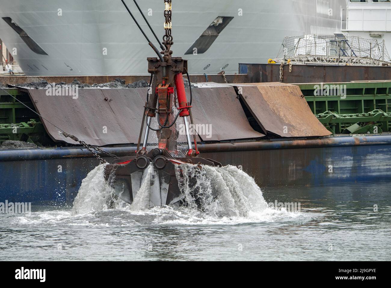 Dredge crane hi-res stock photography and images - Alamy