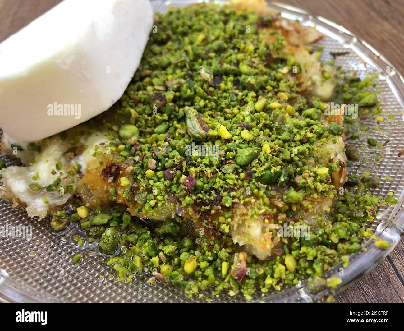 Kunafa cream hi-res stock photography and images - Alamy