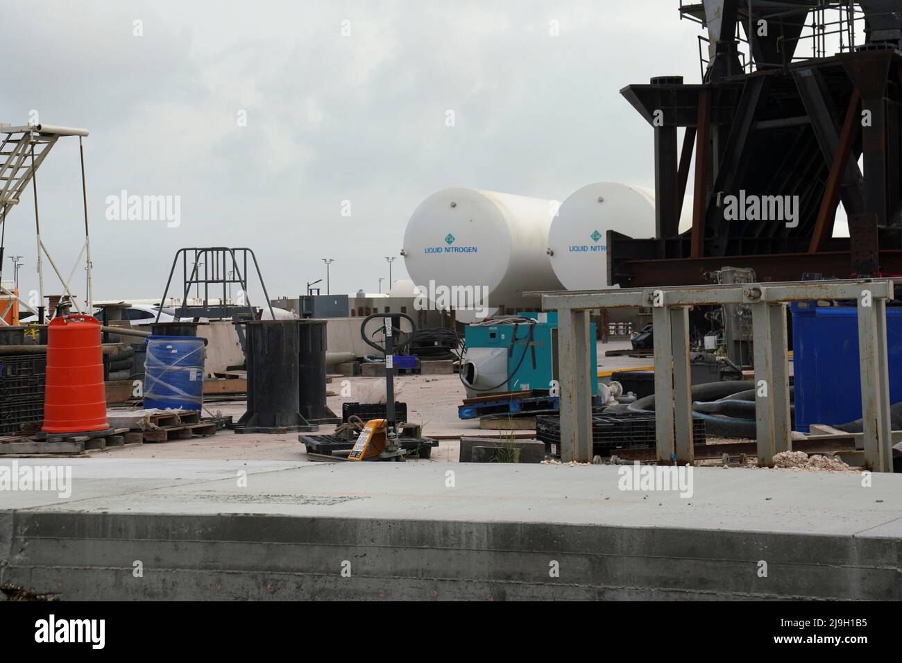 Liquid nitrogen tanks hi-res stock photography and images - Alamy