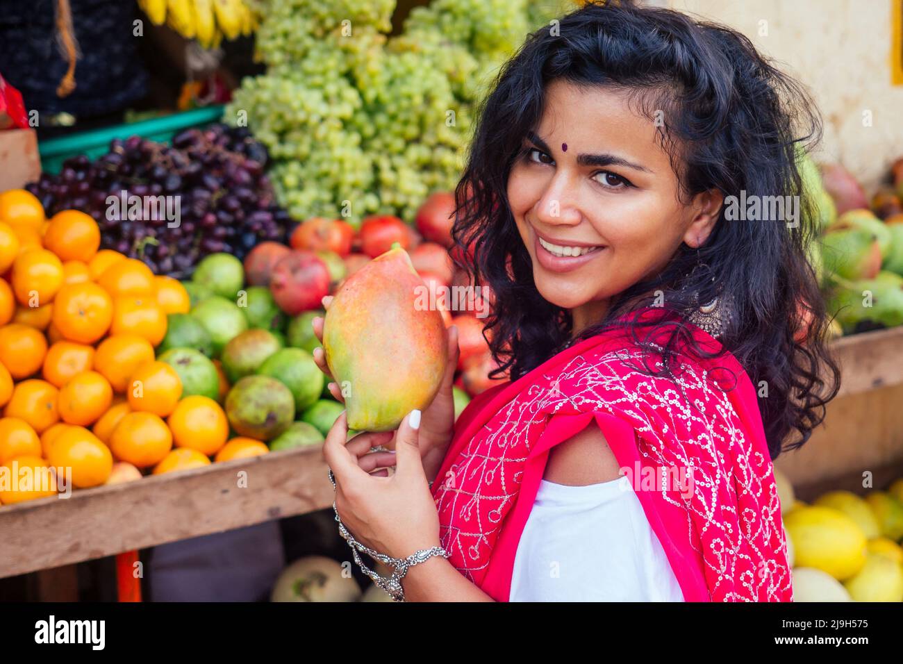 Portrait of an indian woman in a local market hi-res stock photography ...