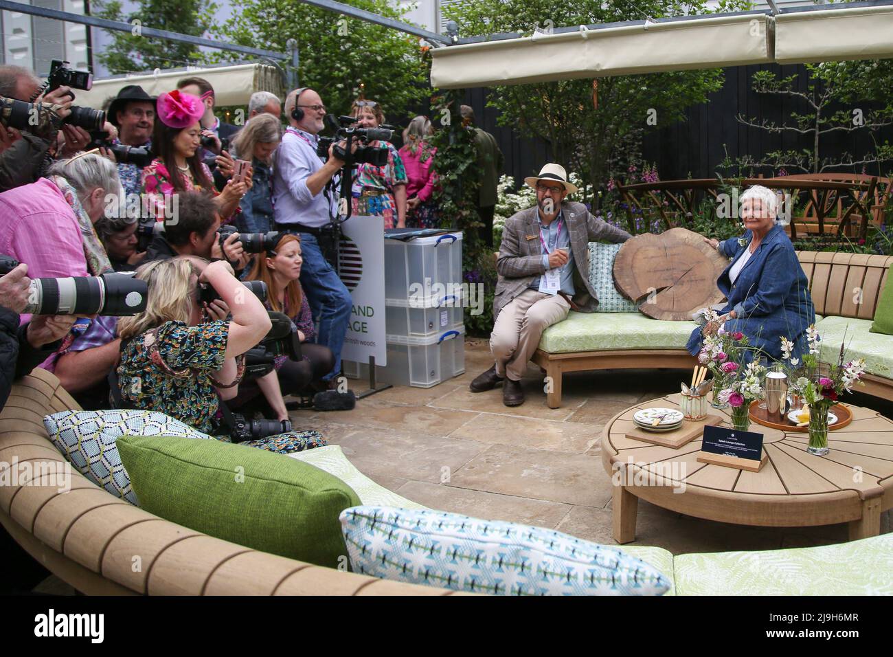 London, UK. 23rd May, 2022. Dame Judith Dench (R) attends the Chelsea ...