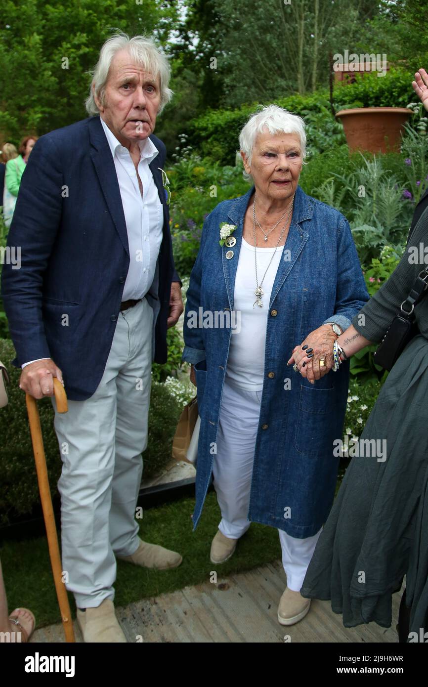 London, UK. 23rd May, 2022. Dame Judith Dench (C) at the Chelsea Flower ...