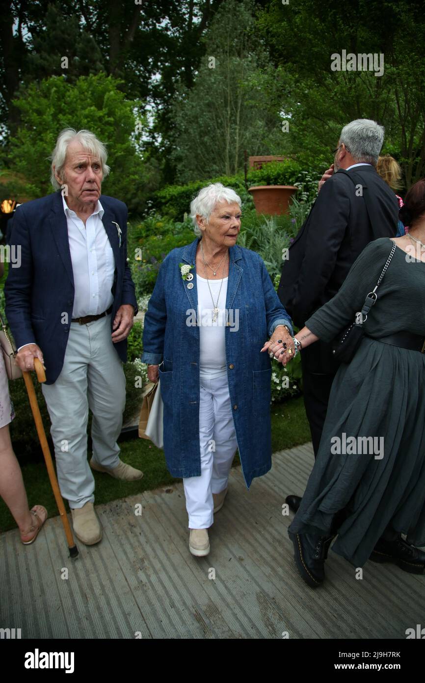 London, UK. 23rd May, 2022. Dame Judith Dench (C) at the Chelsea Flower ...