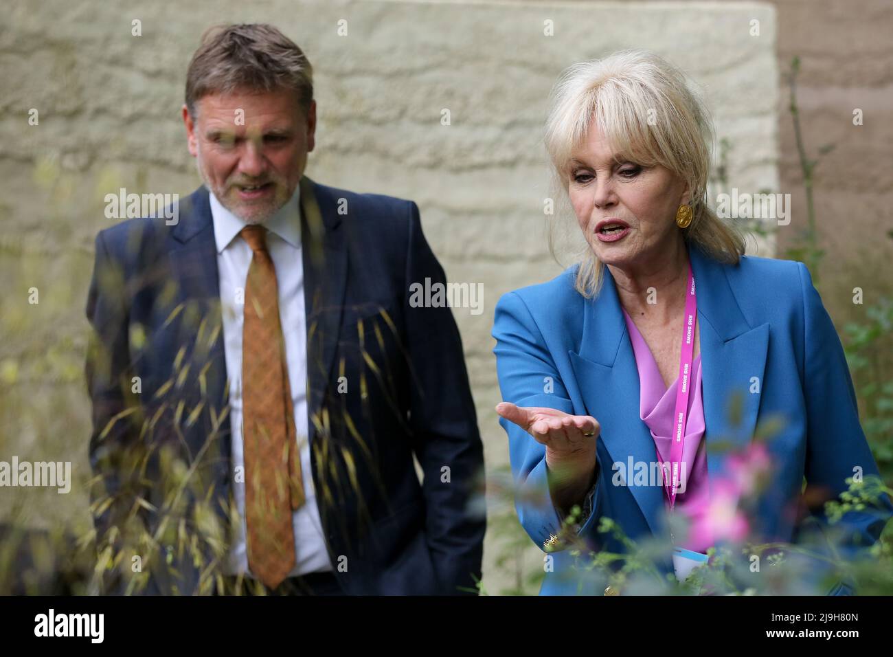 London, UK. 23rd May, 2022. Dame Joanna Lumley (R) with garden designer ...