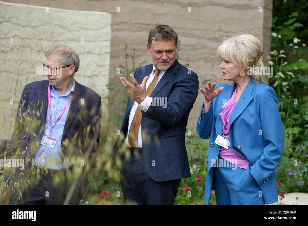 Chelsea, London, UK. 23rd May 2022, Dame Joanna Lumley (R) with gardens ...