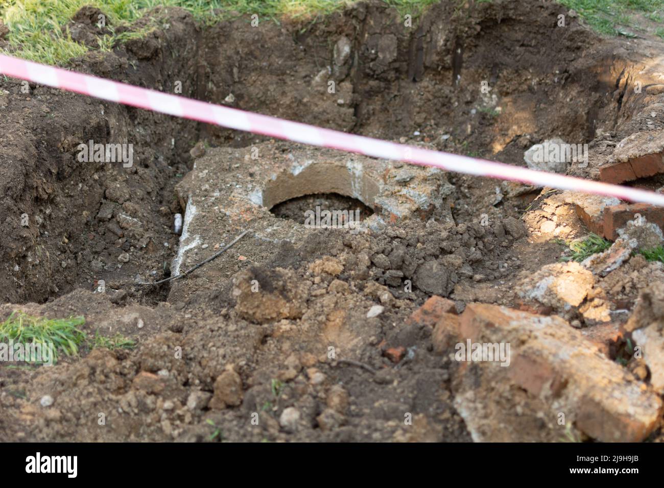 Sewer plate. Sewer repair. Sewer pipe burst Stock Photo - Alamy