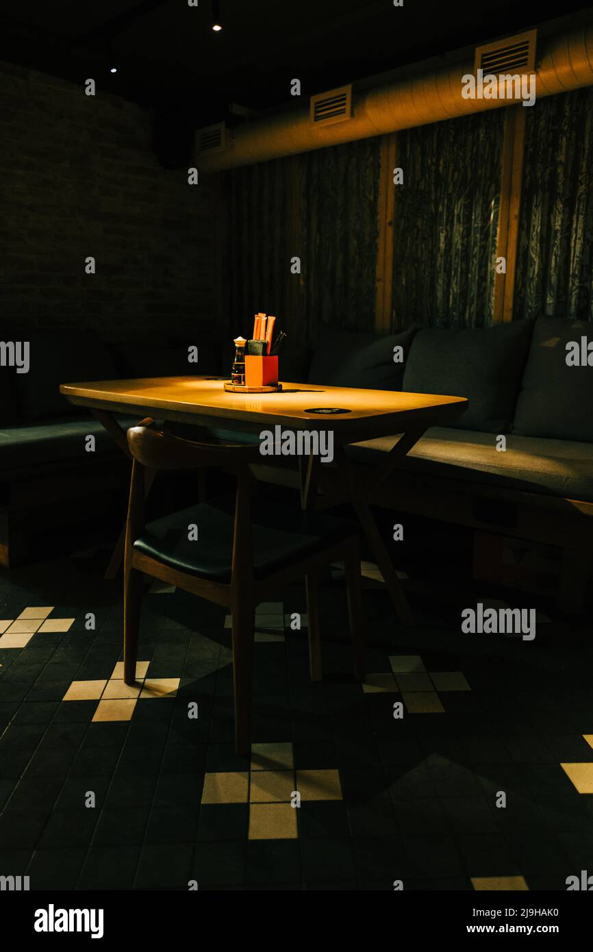 Empty table in restaurant at the evening Stock Photo - Alamy