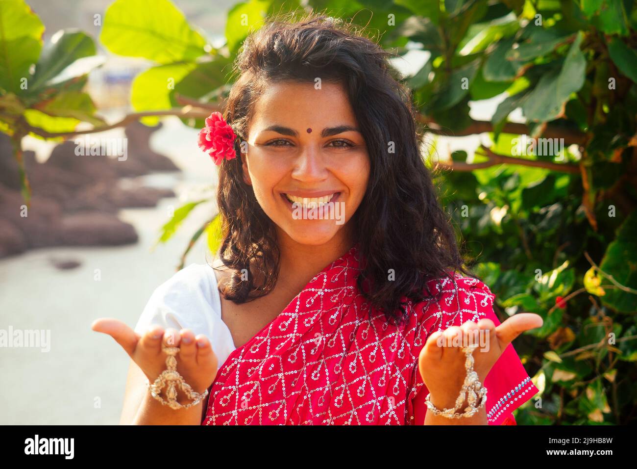 Red wedding saree hi-res stock photography and images - Alamy