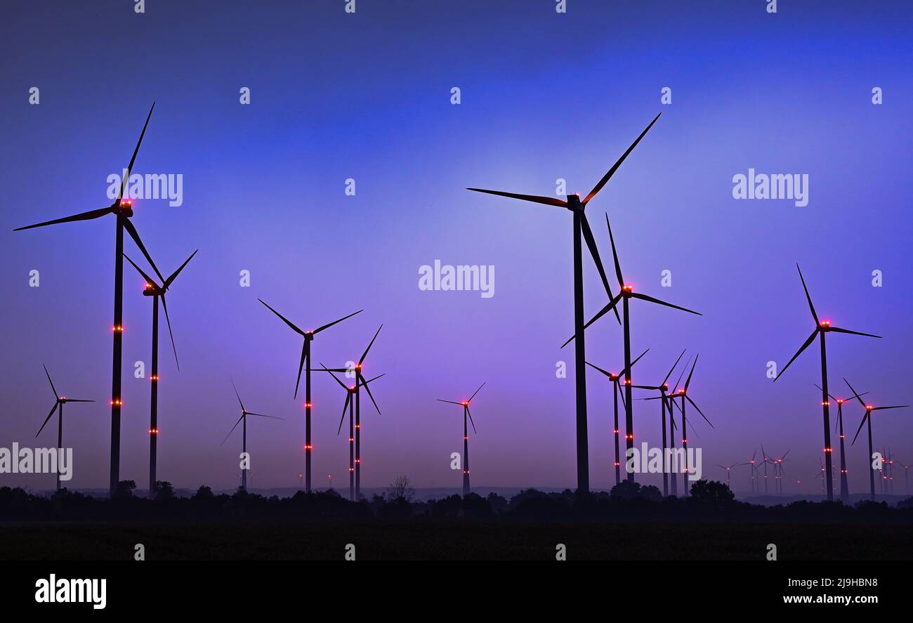 Jacobsdorf, Germany. 20th May, 2022. The red position lights on wind ...