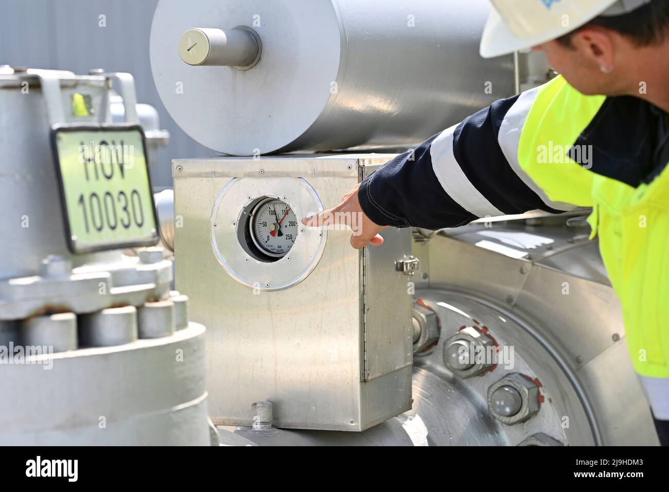 Underriding, Deutschland. 23rd May, 2022. Workers at work at the ...
