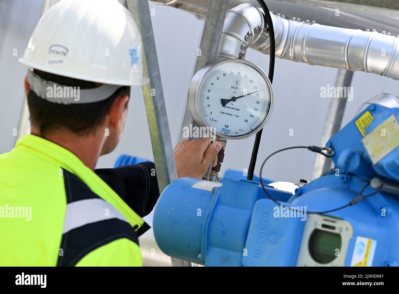 Underriding, Deutschland. 23rd May, 2022. Workers at work at the ...