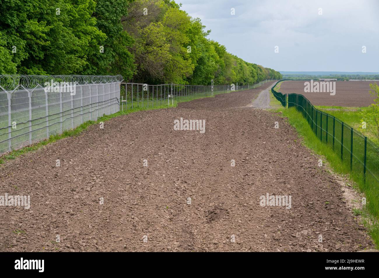 Checkpoint and border crossing Tetkino on the Russian-Ukrainian border ...