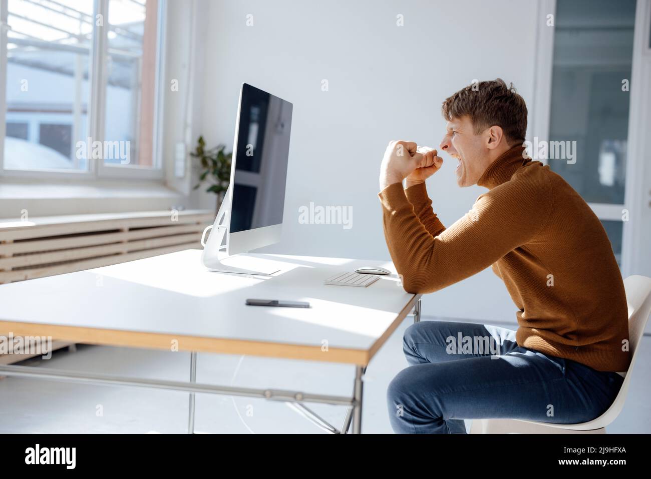 Man sitting in chair screaming hi-res stock photography and images - Alamy