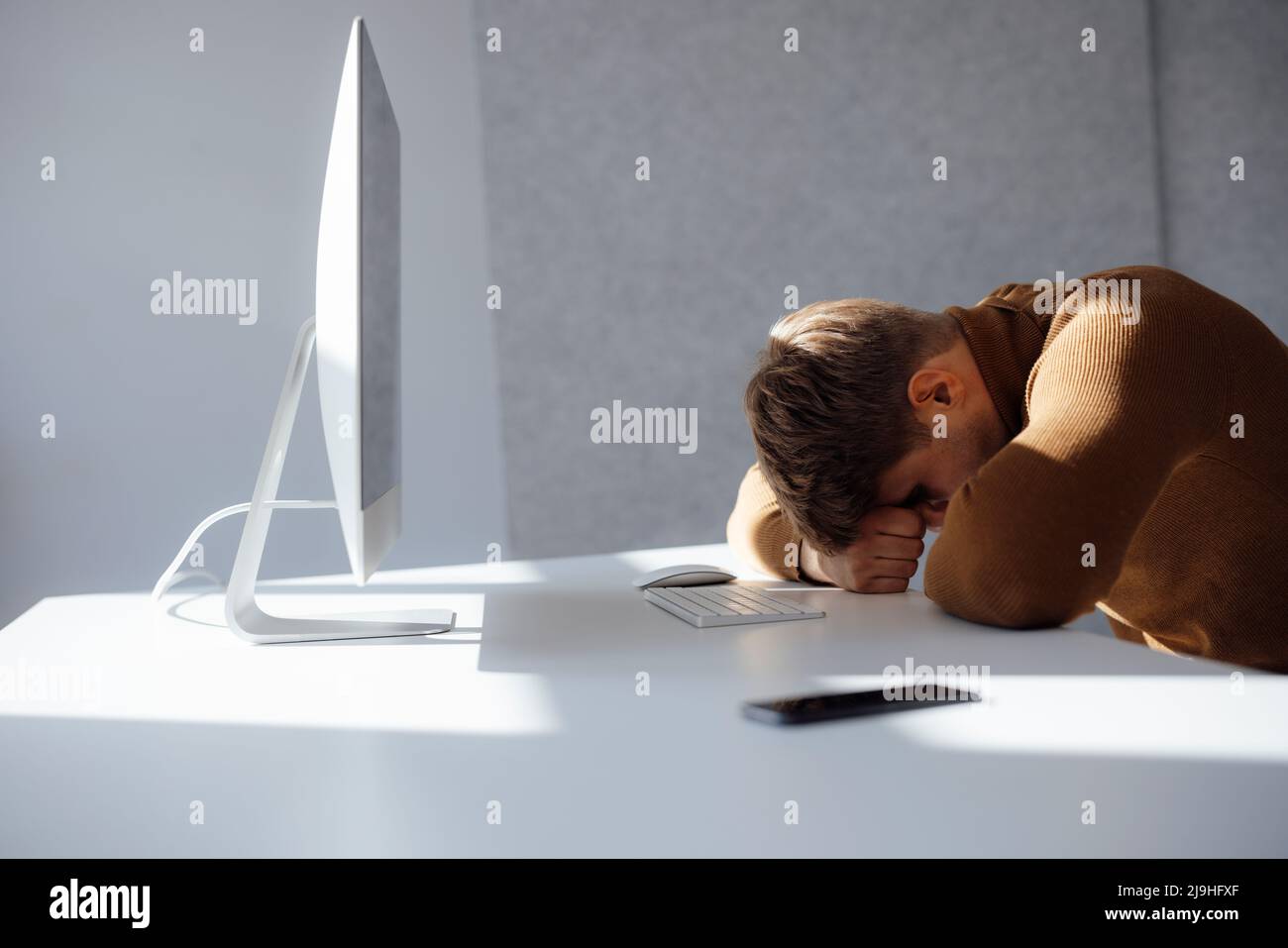 Head resting on desk hi-res stock photography and images - Alamy